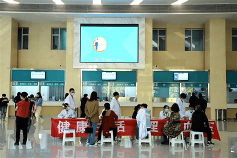 省二院开展全国高血压日义诊及健康宣教活动生活群众病友