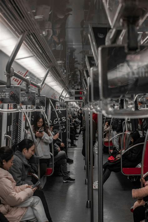Foto Gente Sentada En Una Silla Roja Y Negra Dentro Del Tren Imagen