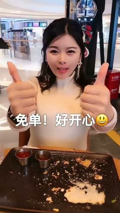 大胃王红姐挑战40分钟内吃完一个超级巨大汉堡，成功的话就可以免单，大胃王不是盖的20分钟就吃完！ Youtube