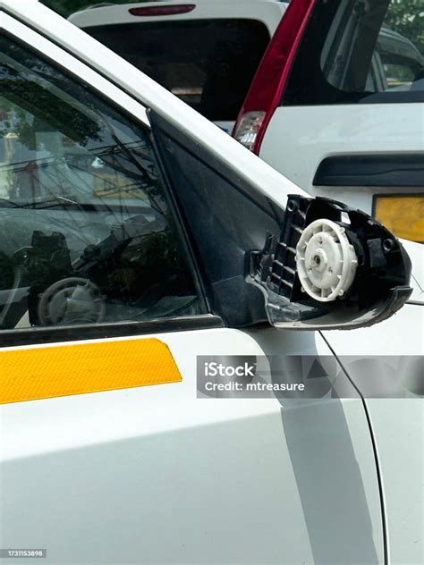 도로 교통 사고 후 손상된 유리가 없는 손상된 깨진 자동차 날개 거울의 이미지 택시의 Rta 충돌 주차된 자동차의 배경 전경에
