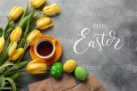 파란색 녹색 계란과 둥지와 노란 튤립에 차 한잔과 함께 부활절 배경 복사 공간이 있는 평면도 0명에 대한 스톡 사진 및 기타