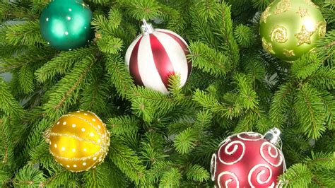 Шарики на ёлке скачать фото обои для рабочего стола