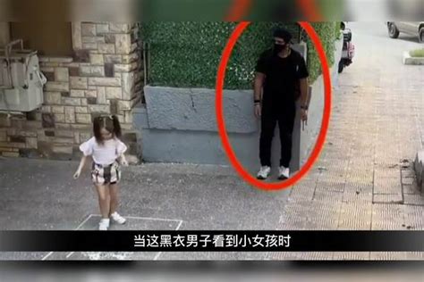 小女孩在街头玩耍，不料突发意外，监控拍下这惊险的一幕突发监控