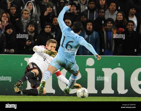 Bayern s goalkeeper Joerg Butt L saves the ball of Sergio Kun Agüero