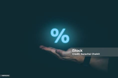 금융 연구 정부 세금 및 계산 세금 환급 개념 홀로그램 비율을 보여주는 사업가 온라인 세금 환급 양식 지불 개념 작성 온라인