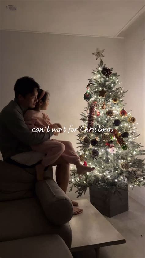 김소영 이번 주말 계획 즈그들과 크리스마스 트리 만들기 성공🎄 저 트리 오너먼트들은 신혼 시절 아이가 없을 때 여행다닐 때마다 조금씩 사 모은 것들인데요 꽤