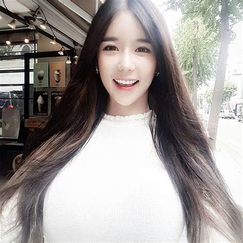 Nữ Streamer Lee Soo Bin Khoe Ngực Khủng Khiến Fan Chảy Máu Mũi