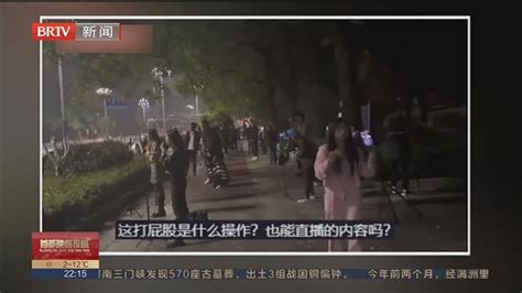 众人长沙街头扎堆直播 各种“才艺”令人侧目北京时间新闻
