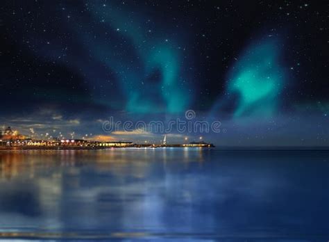 La Ciudad Nocturna Desdibuja La Luz En El Horizonte En La Ola De Agua