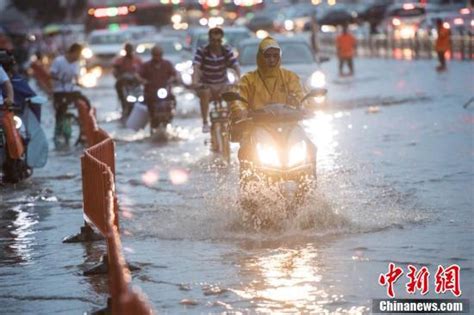太原突降暴雨 民众蹚水而行 荆楚网 湖北日报网