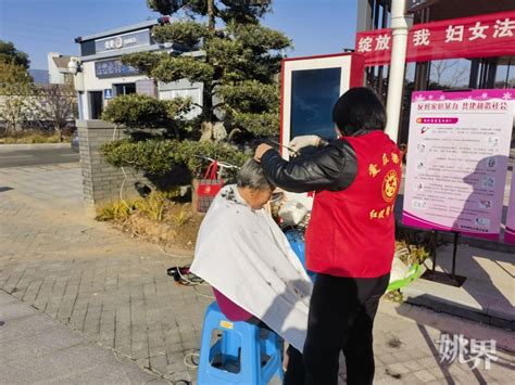 梁弄镇开展第24个全国“爱耳日”宣教及学雷锋志愿活动