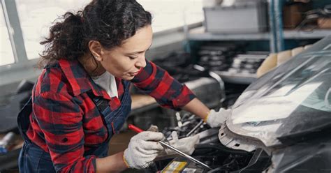 주유소에서 일하는 동안 자동차 모터를 검사하는 젊은 마스터 사진 Unsplash의 제조 이미지