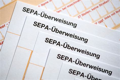 Halle Mutter glaubt an Fluch auf ihrem Kind und überweist Riesensumme an angebliche Heiler