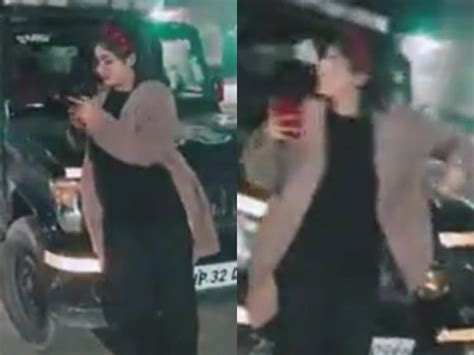 Ladki Ka Video पुलिस वैन के सामने ही रील बनाने लगी लड़की खूब वायरल हो रहा वीडियो