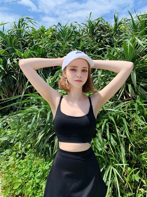Chloe Chuu Model