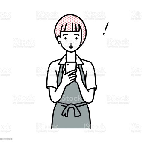 카페 앞치마에 있는 한 여성이 스마트폰을 손에 들고 서서 무언가를 발견하고 주목했습니다 Brand Name Smart Phone