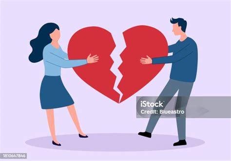 연인들은 실연을 당했다 젊은 남자와 여자가 빨간 하트 조각을 하나씩 떼어냈다 관계의 끝에서 의견 충돌에 빠진 사랑하는 커플