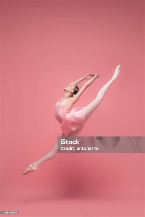 핑크 스튜디오 배경에 고립 된 예술 공연의 젊은 아름다운 우아한 발레 댄서 발레리나의 초상화 예술 운동 액션 유연성 영감 개념 발레에 대한 스톡 사진 및 기타 이미지