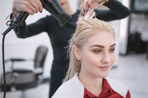 Cabelo De Secagem Da Mulher Foto Grátis