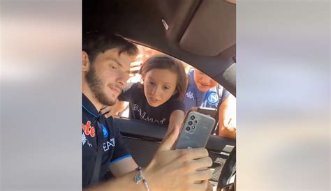 ხვიჩა კვარაცხელიას პატარა ნეაპოლელი გულშემატკივრები ავტოგრაფს და სელფის გადაღებას სთხოვენ