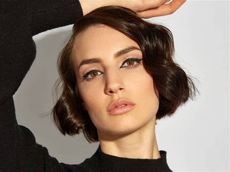 Applying Eye Makeup For Almond Shaped Eyes