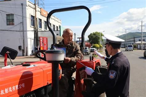 【平安之夏】守护美丽乡村 交通安全同行——佳木斯交警开展农村道路交通安全整治主题宣传活动~澎湃号·政务澎湃新闻 The Paper