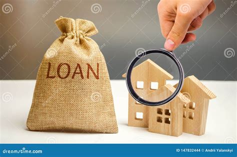 Casas De Madera Y Un Bolso Con El Pr Stamo De La Palabra Compra De Un