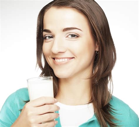 Jovencita Tomando Un Vaso De Leche Foto Premium