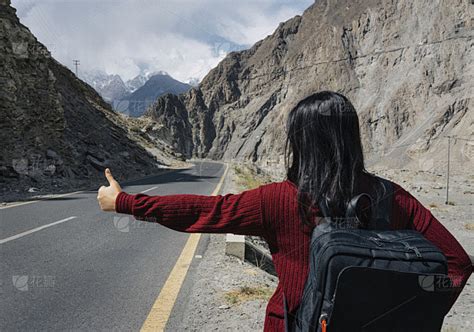 搭顺风车穿越全国的旅行者