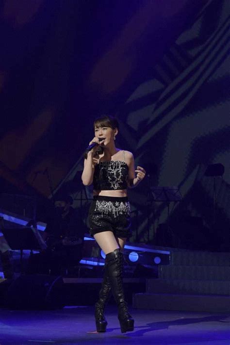 丘みどりが年1回の特別公演 ヘソ出し衣装でアイドルソングを熱唱― スポニチ Sponichi Annex 芸能