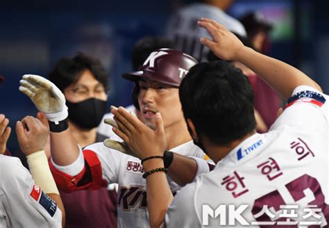서건창 `짜릿한 홈런 하이파이브` Mk포토 Mk스포츠