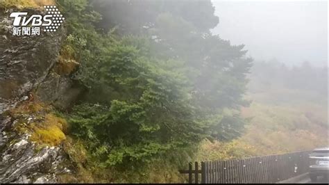 合歡山12級強陣風 武嶺施工圍籬吹垮了