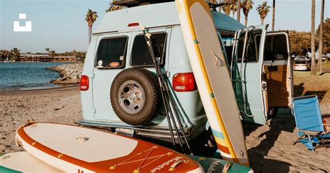 해변에 서핑 보드가있는 밴 사진 Unsplash의 무료 바닷가 이미지