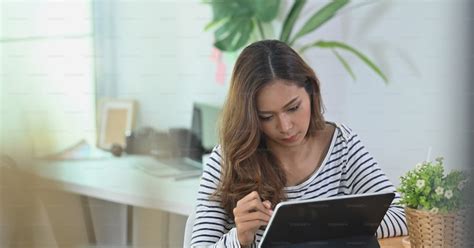 아티스트 작업 공간에서 태블릿으로 작업하는 여성 크리에이티브 사진 Unsplash의 앉아 이미지