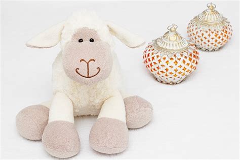 흰색 바탕에 인사말 카드입니다 이드 알 아 드 하 희생 이슬람 아랍어 촛불와 양 0명에 대한 스톡 사진 및 기타 이미지 0명