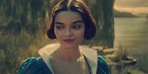 Rachel Zeglers Outfit In Snow White Is Very Outdated Compared To