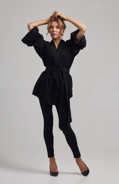 Belle Femme Magnifique Avec Des Lèvres Charnues Rouges Yeux Charbonneux Composent Des Cheveux