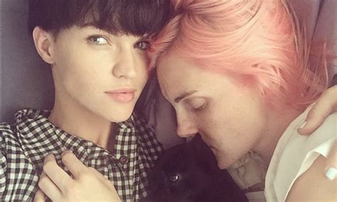 Ruby Rose S Fiancee Phoebe Dahl Shows Off Her New Candy Pink Tresses As