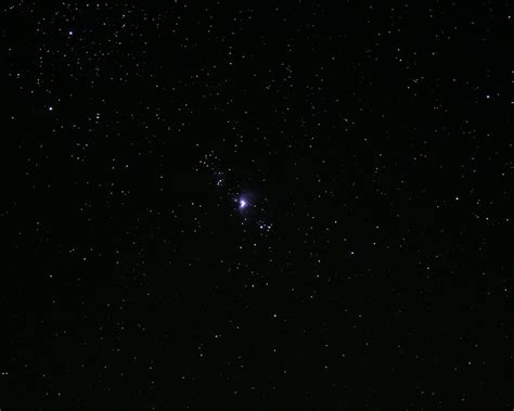 갤러리 아크튜러스를 배경으로 중앙에 밝은 빛이 있는 별이 빛나는 밤하늘 사진 Unsplash의 무료 베어 레이크 트레일 이미지