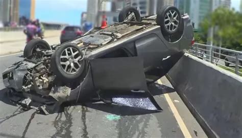 Duas pessoas ficam feridas após carro capotar acidente deixa trânsito congestionado Fala Genefax