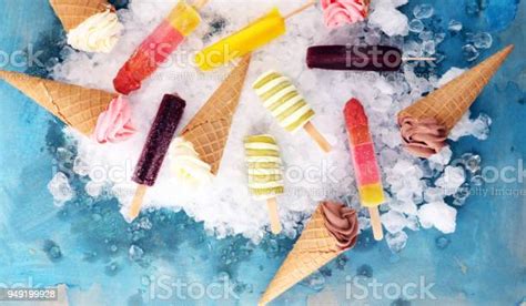 바닐라는 요구르트 또는 소프트 아이스크림 와플 콘에 고정 0명에 대한 스톡 사진 및 기타 이미지 0명 거품 내기 냉동 요구르트 Istock