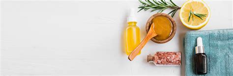 마누카 꿀 레몬 에센셜 오일 목욕 소금 밤 로즈마리 허브와 타월 건강 한 웰니스 및 스파 제품을 함유 한 천연 스킨케어 성분 가꿔주기에 대한 스톡 사진 및 기타 이미지