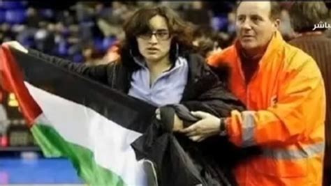 بالفيديو ابنة جيفارا تقتحم ملعب حاملة علم فلسطين صوت الأمة