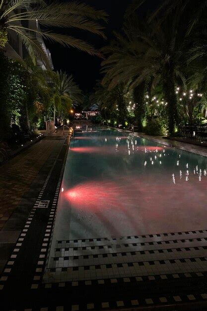 La Piscina De Un Hotel De Lujo Por La Noche En Dubai Emiratos Árabes