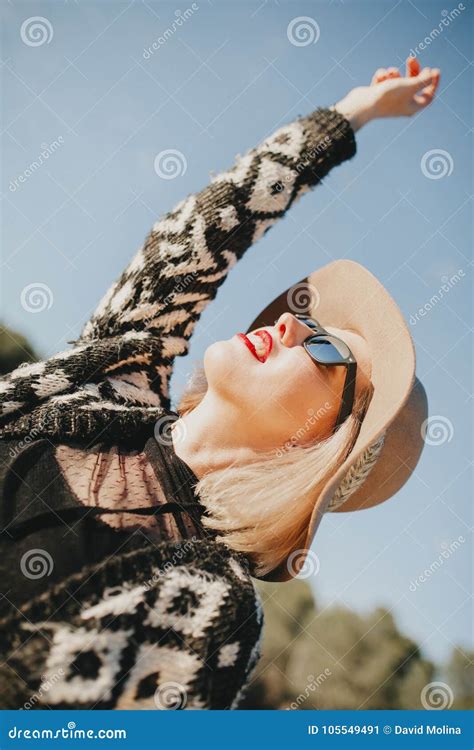 Muchacha Rubia Hermosa Con Las Gafas De Sol El Sombrero Y Los Labios Rojos Gozando Al Aire
