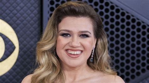 Kelly Clarkson Makes Bizarre Naked Confession After She Regained Weight Following Emaciated