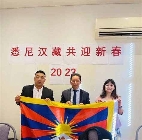 钟锦江💙💛 on twitter 一月十五日（周日），正值汉人的传统小年，流亡藏人驻澳代表噶嘛森格及秘书长，在代表处前华人事务联络官达珍