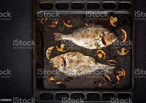 마늘 버섯 레몬 딜 소스에 구운된 황새 물고기 플랫이 하다 상위 뷰 건강한 식생활에 대한 스톡 사진 및 기타 이미지 건강한 식생활 검은색 고명 Istock