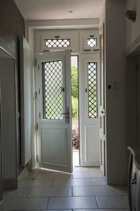 Chantier pose d une porte d entrée traditionnelle en ALU à Macey 10