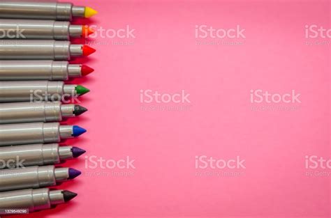 분홍색 배경에 격리된 여러 가지 색상의 마커 또는 펠트 팁 펜 드로잉 및 취미 컨셉 0명에 대한 스톡 사진 및 기타 이미지